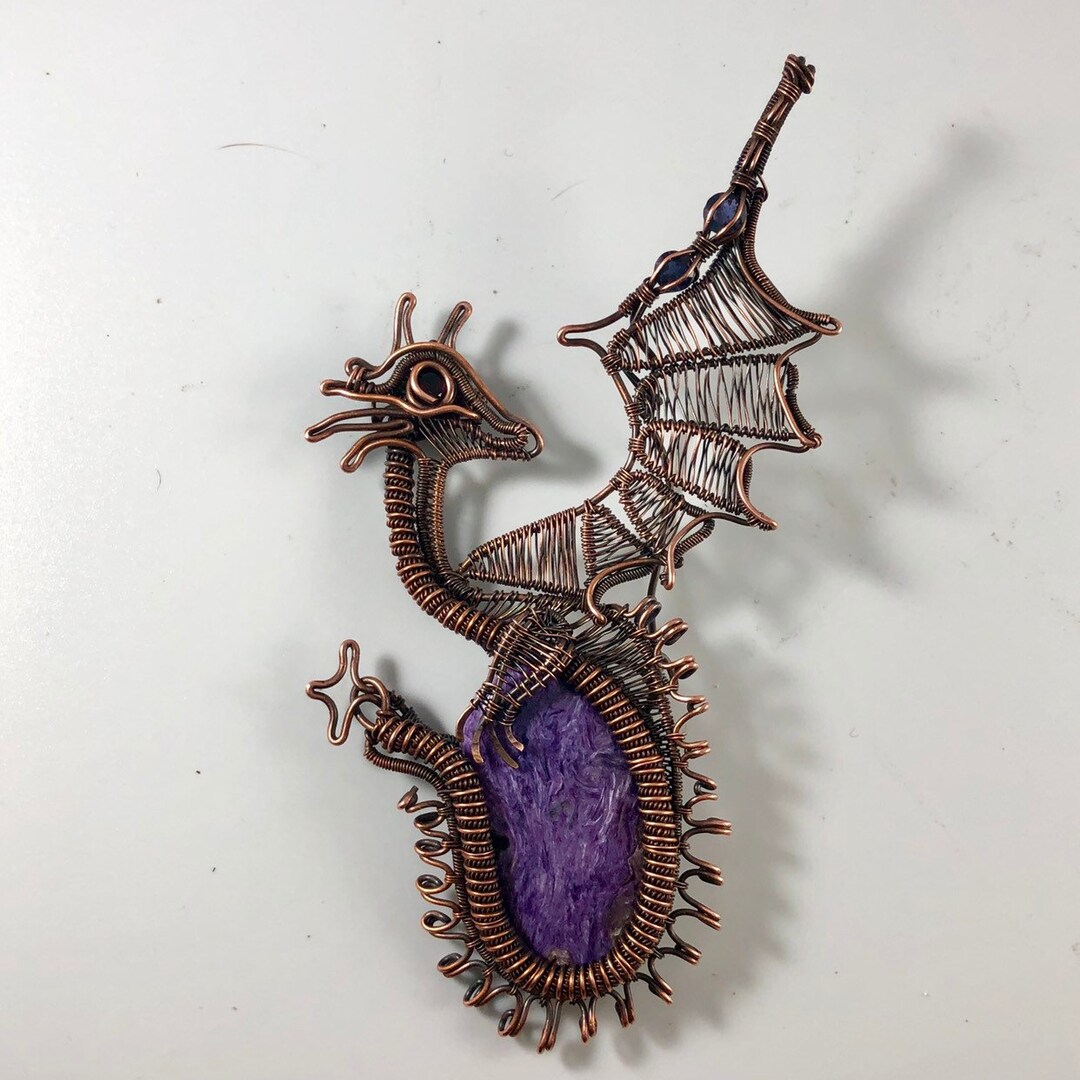 Cría de dragón de cobre tejida con cabujón de charoite y piedras ...