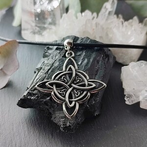 SIMBOLIKS Witch's Knot Necklace, Triquettes, Celtic Knot, Protection ...