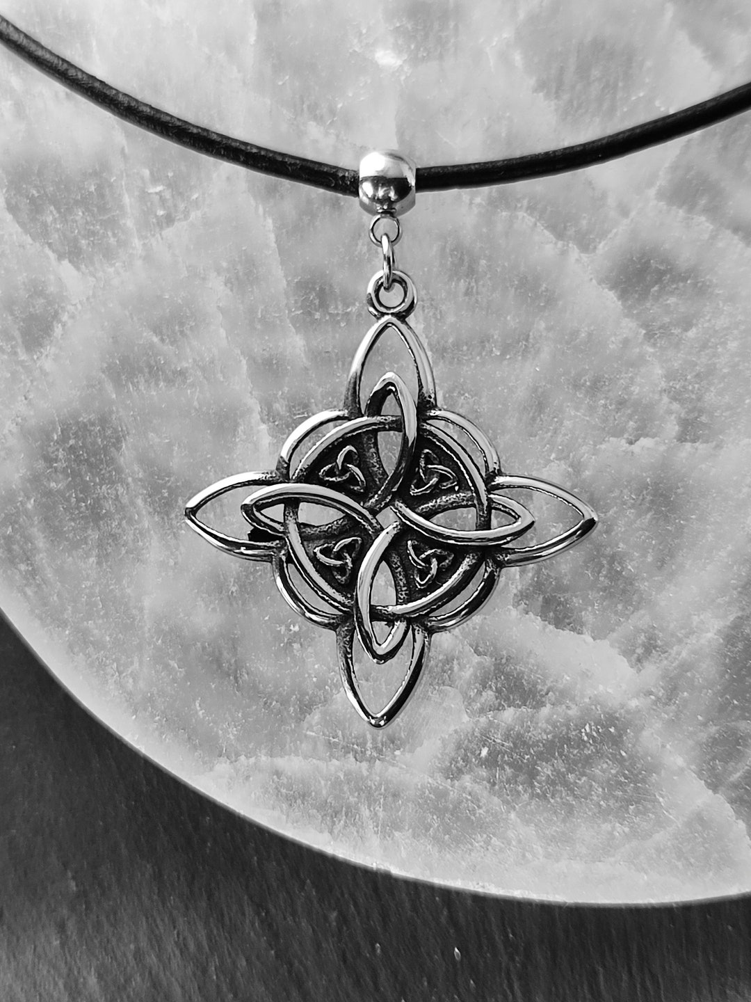 SIMBOLIKS Witch's Knot Necklace, Triquettes, Celtic Knot, Protection ...