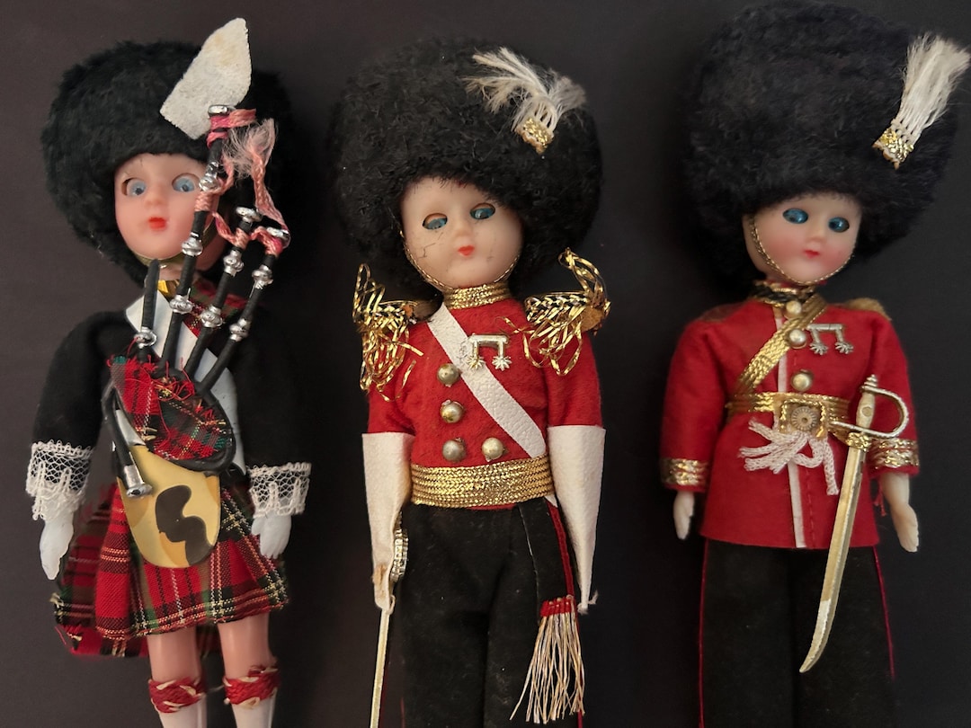 The King's Guard; Queen's Guard Souvenir Dolls; British Royal Palace ...