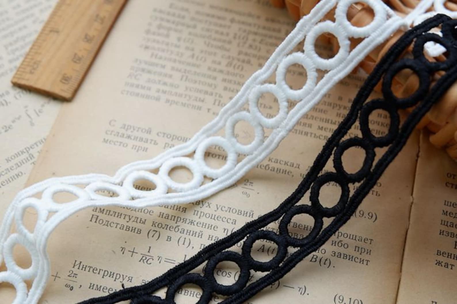 Circle Lace Trim in Black/off White Water Soluble Polyester Lace 0.7 ...