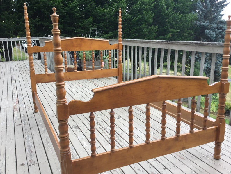 Vintage Maple Heirloom Spindle Spool 4-post Bed Jenny-lind Bed - Etsy