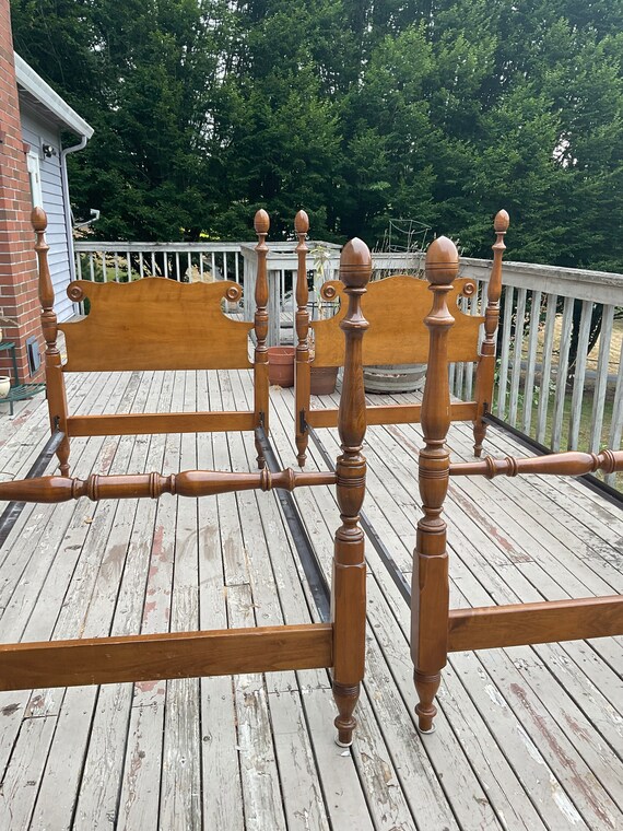 Vintage Pair of Maple Twin Size Bed Frames. Price is for the Set. Etsy UK
