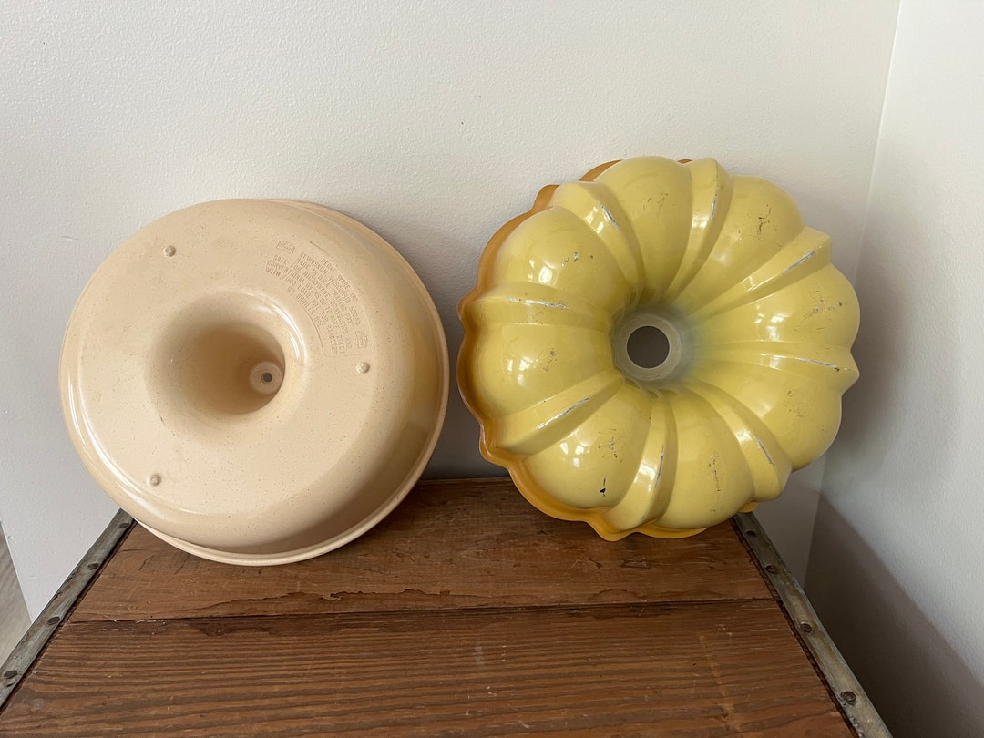 Vintage Bundt Pan, Vintage Fluted Bundt Baking Pan, Beige Bundt Pan - Etsy