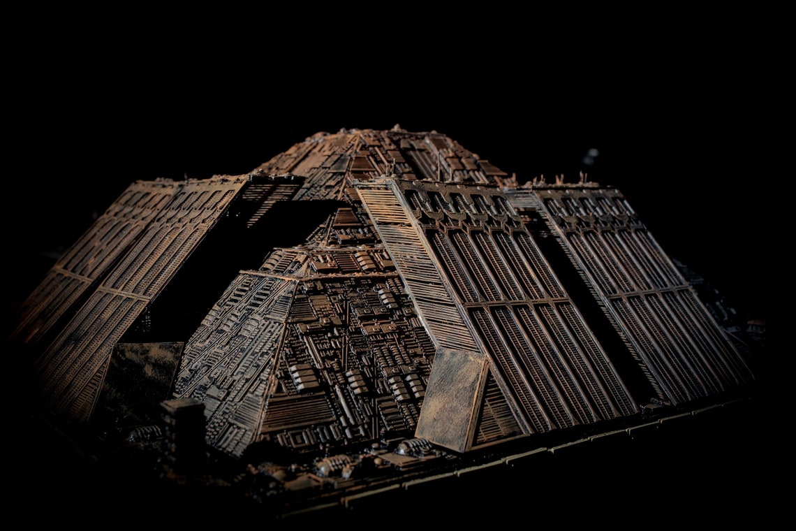 Blade runner Pyramid Tyrell Corp Diorama size : 40X40X20cm | Etsy