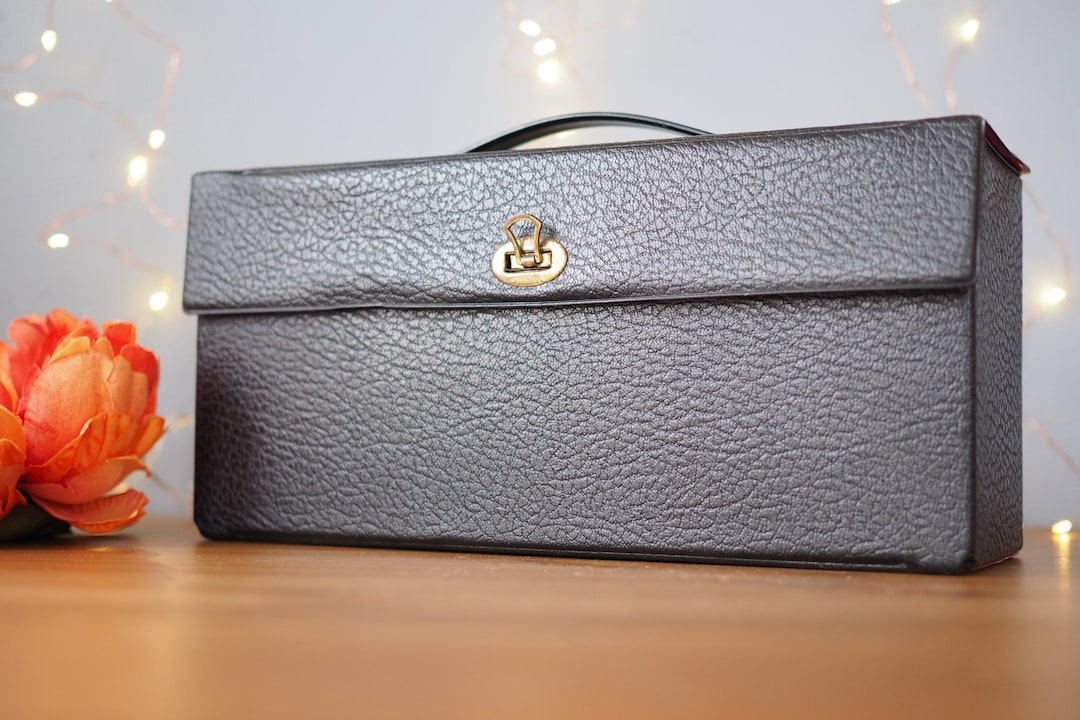 Vintage 8-TRACK Carrying Case Holds 10 8 Track Cassettes Faux Leather ...