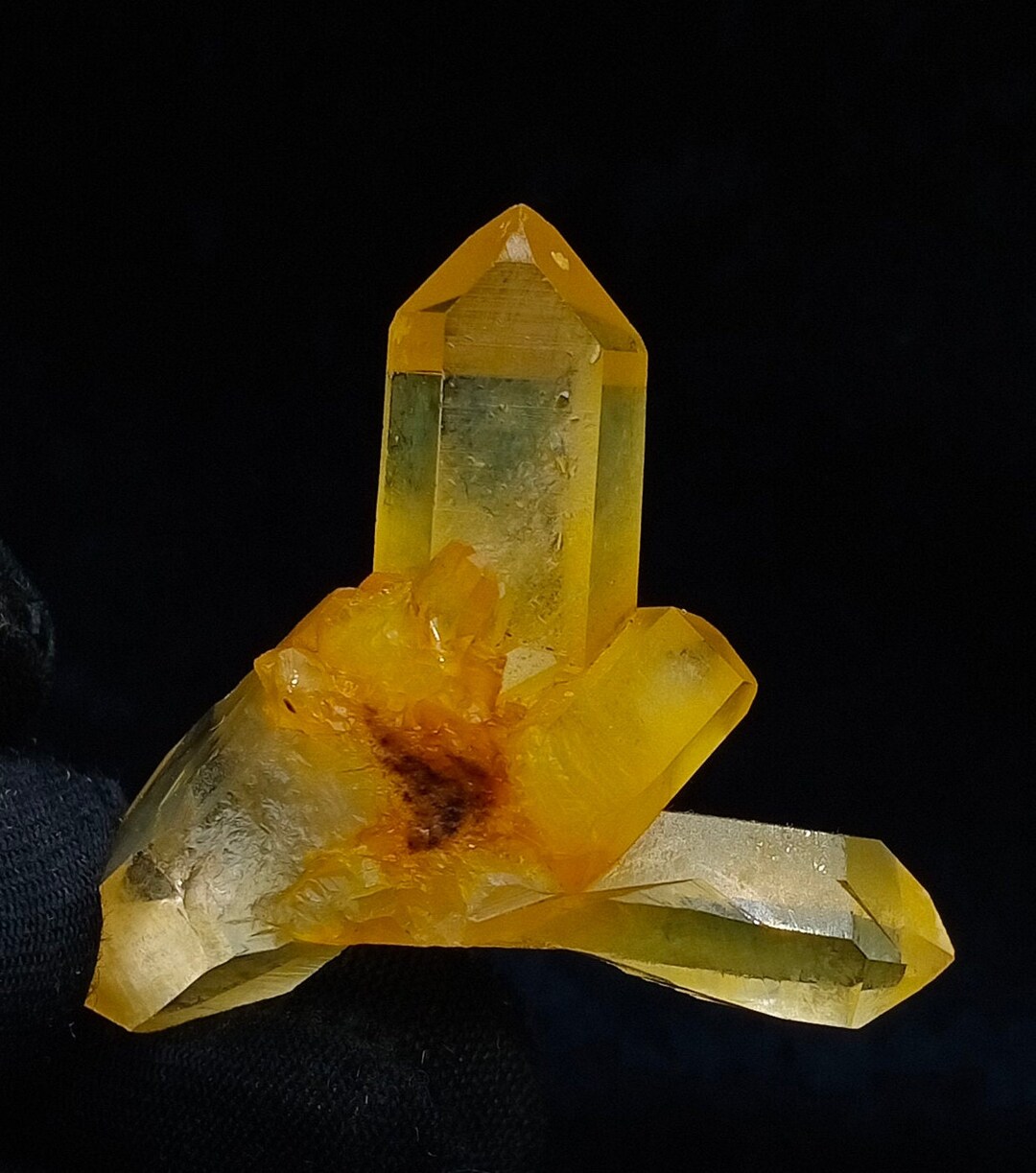 10.7 Grams Dashing Natural Iron Rust Quartz Specimen 36*33*16 Mm ...