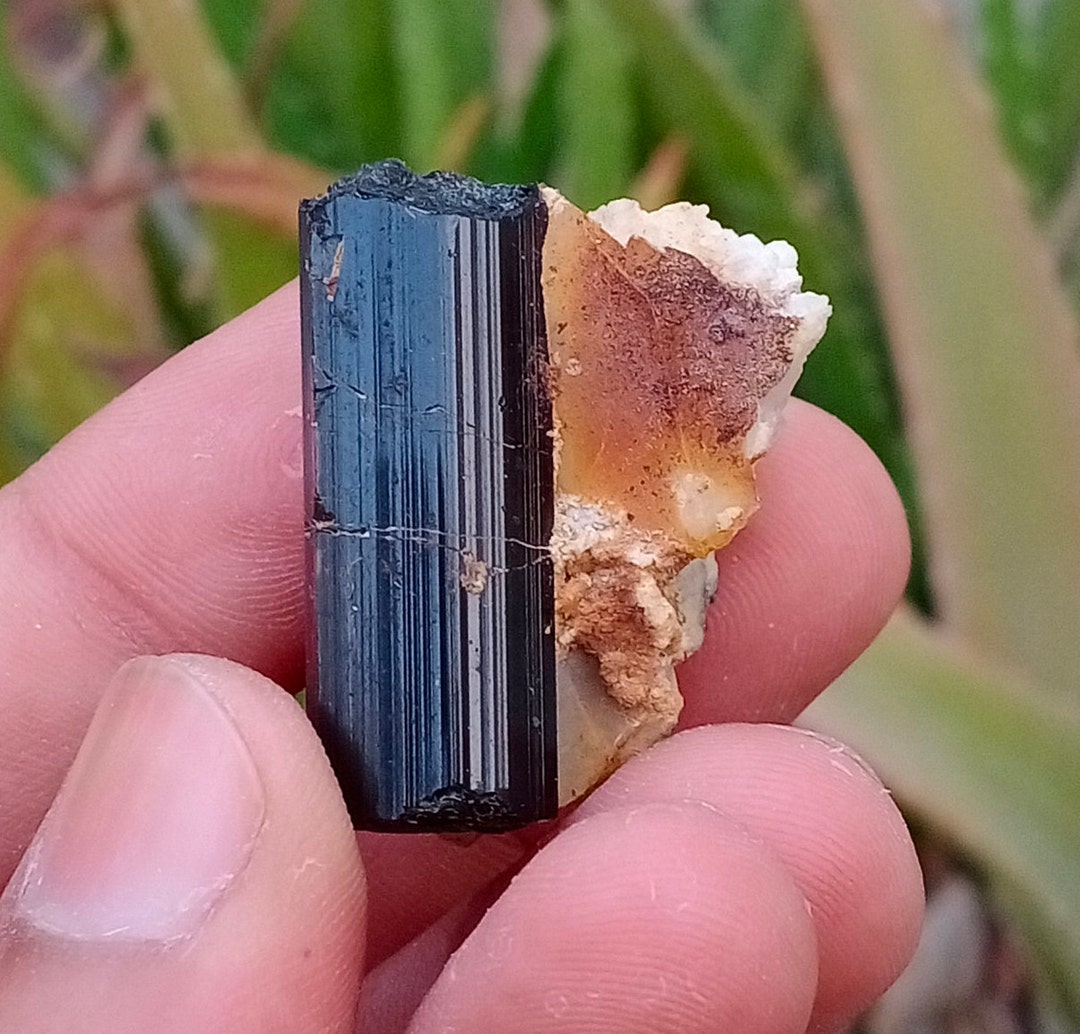 Combinación de cuarzo increíble de 22 gramos con turmalina negra de 33 ...