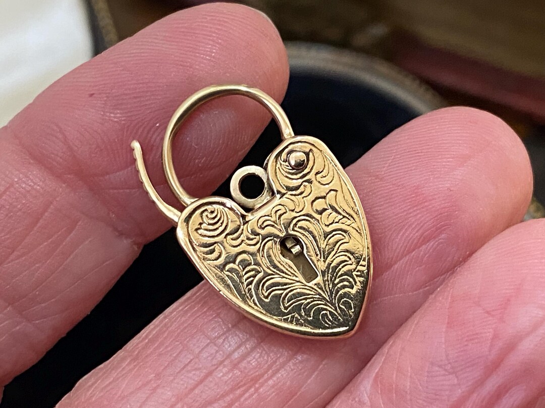 Beautiful Vintage Hallmarked 375 9ct Gold Engraved Heart Shaped Padlock ...