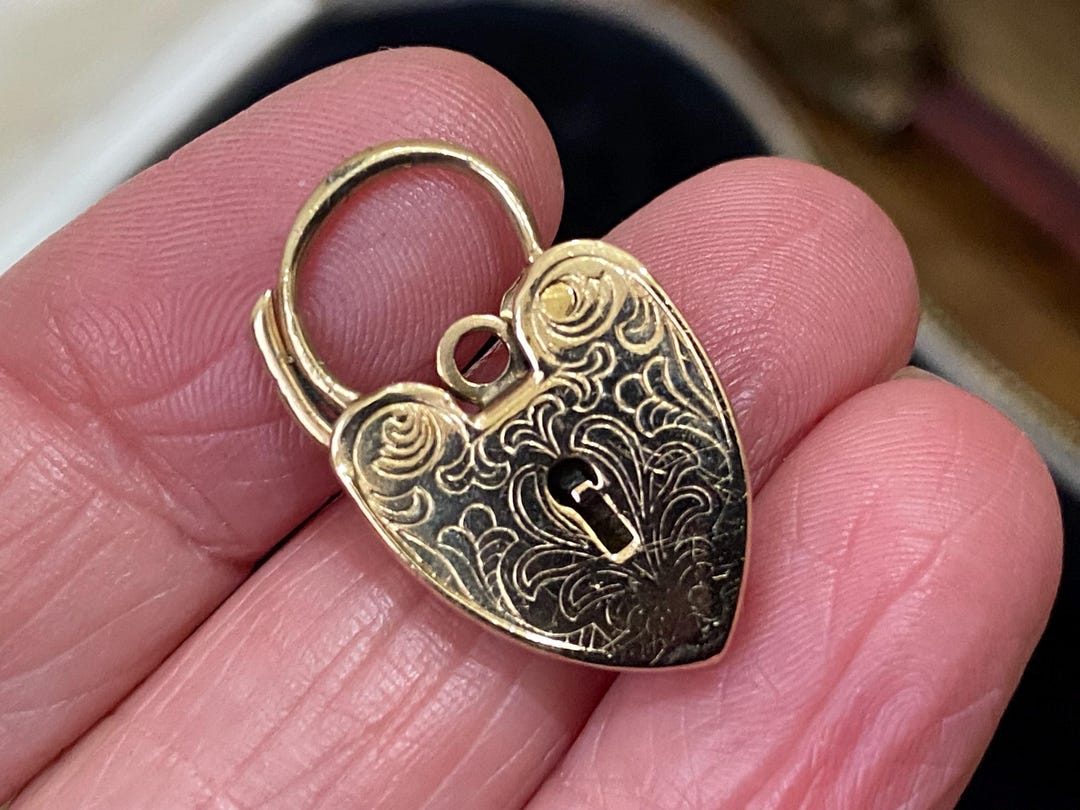 Fantastic Vintage Large Thick English Hallmarked 375 9ct Gold Engraved ...