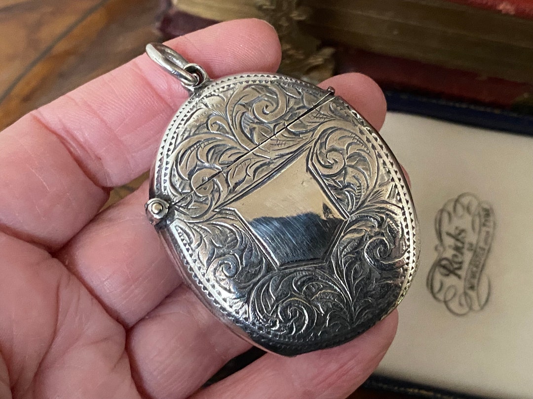 Unusual Oval Locket Shaped Victorian 1900 English Hallmarked Engraved ...