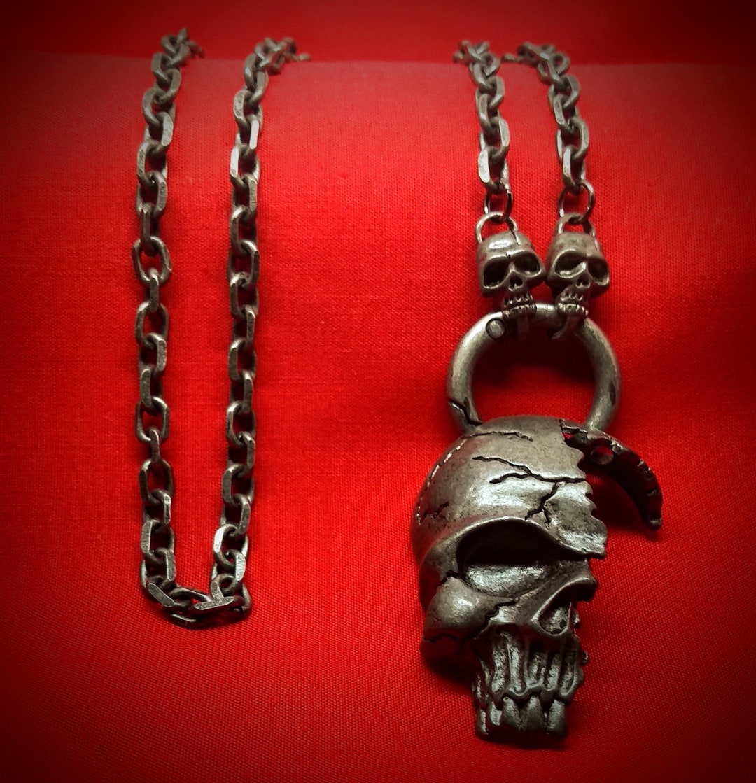 Collar con colgante de calavera rota - Etsy España