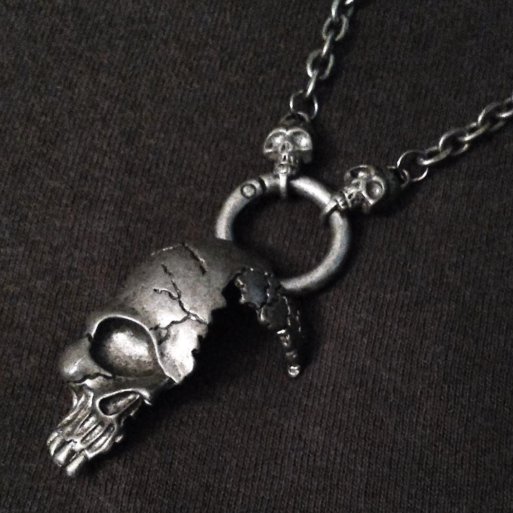 Collar con colgante de calavera rota - Etsy España