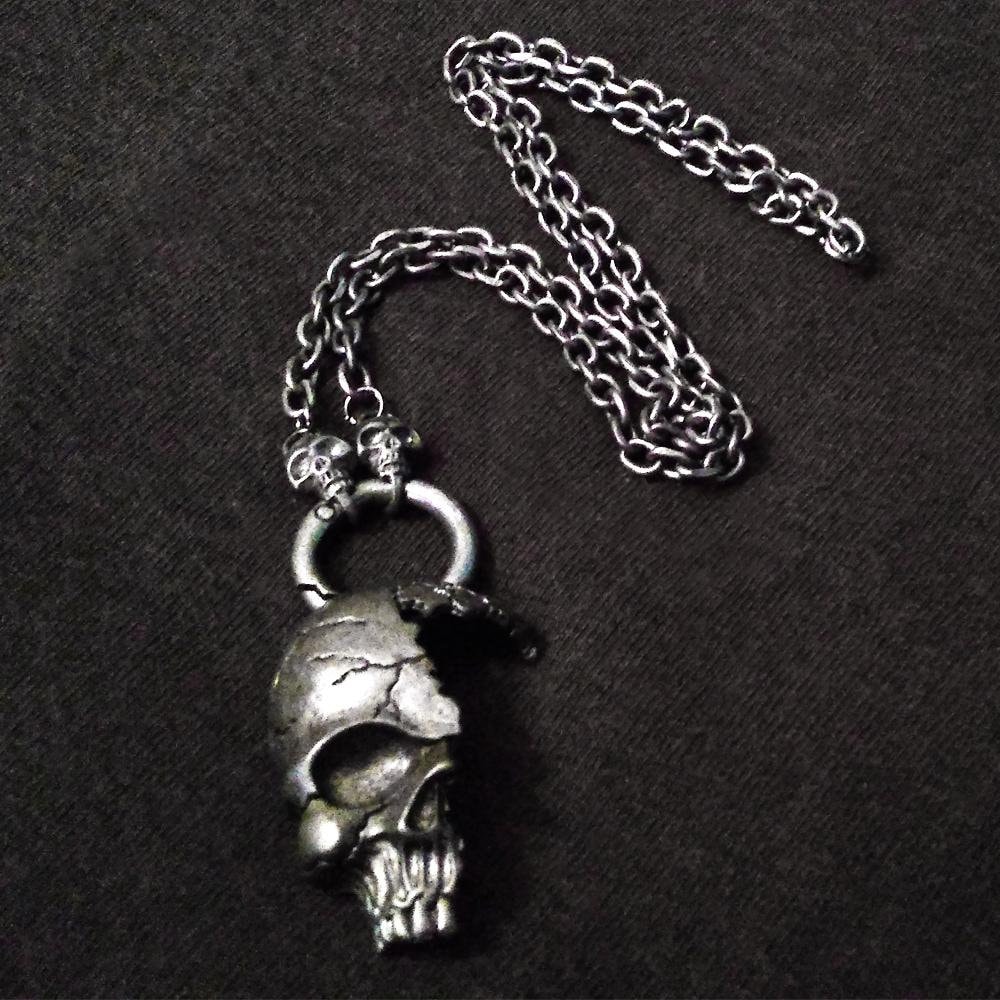 Collar con colgante de calavera rota - Etsy España