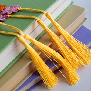 Daisy Chain Bookmark | Tassel Bookmark | Embroidery | Rainbow Daisies ...