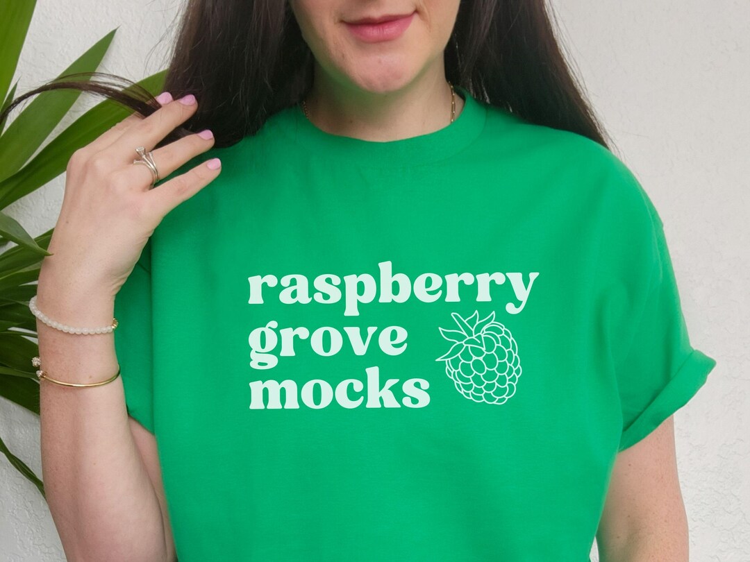Irish Green Gildan 5000 T-shirt Mockup | Model Mockup G500 Irish Green ...
