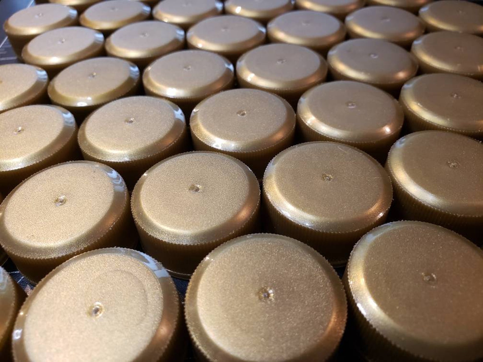 50 plastic GOLD bottle caps one hundred Free Shipping - Etsy.de