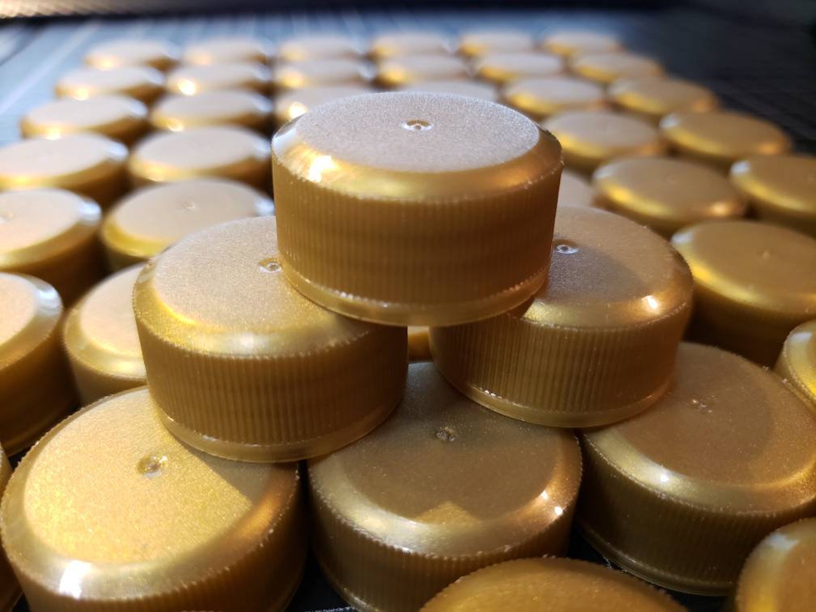 50 plastic GOLD bottle caps one hundred Free Shipping - Etsy.de