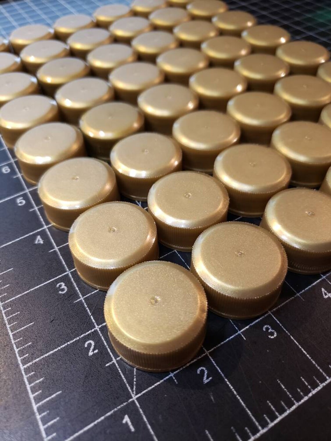 50 plastic GOLD bottle caps one hundred Free Shipping - Etsy.de