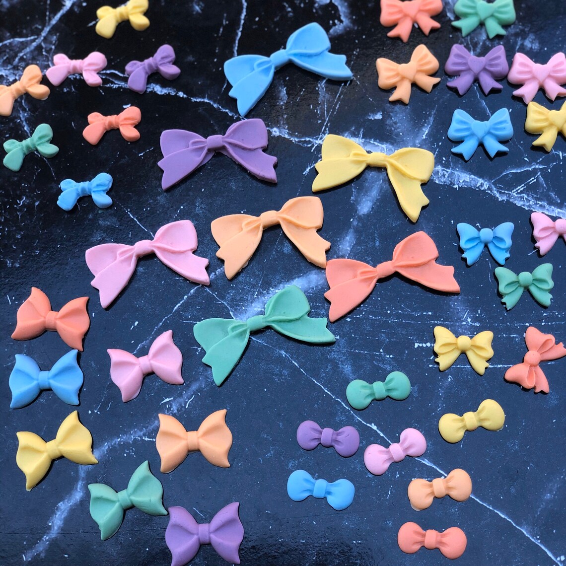 24 Edible Bows for cupcakes and cakes. Pretty cupcake toppers. | Etsy