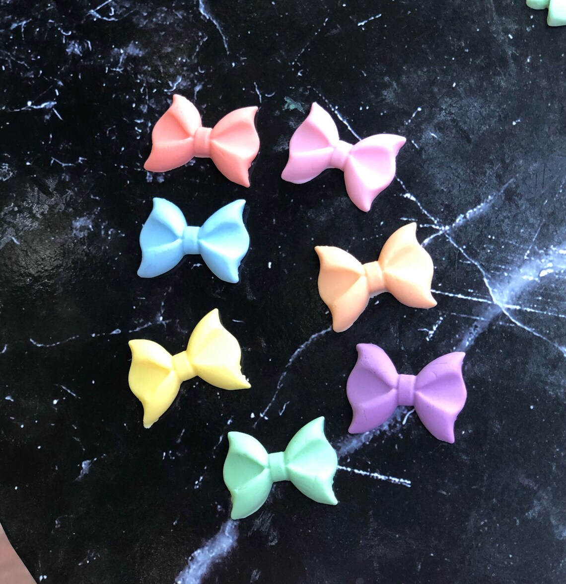 24 Edible Bows for cupcakes and cakes. Pretty cupcake toppers. | Etsy