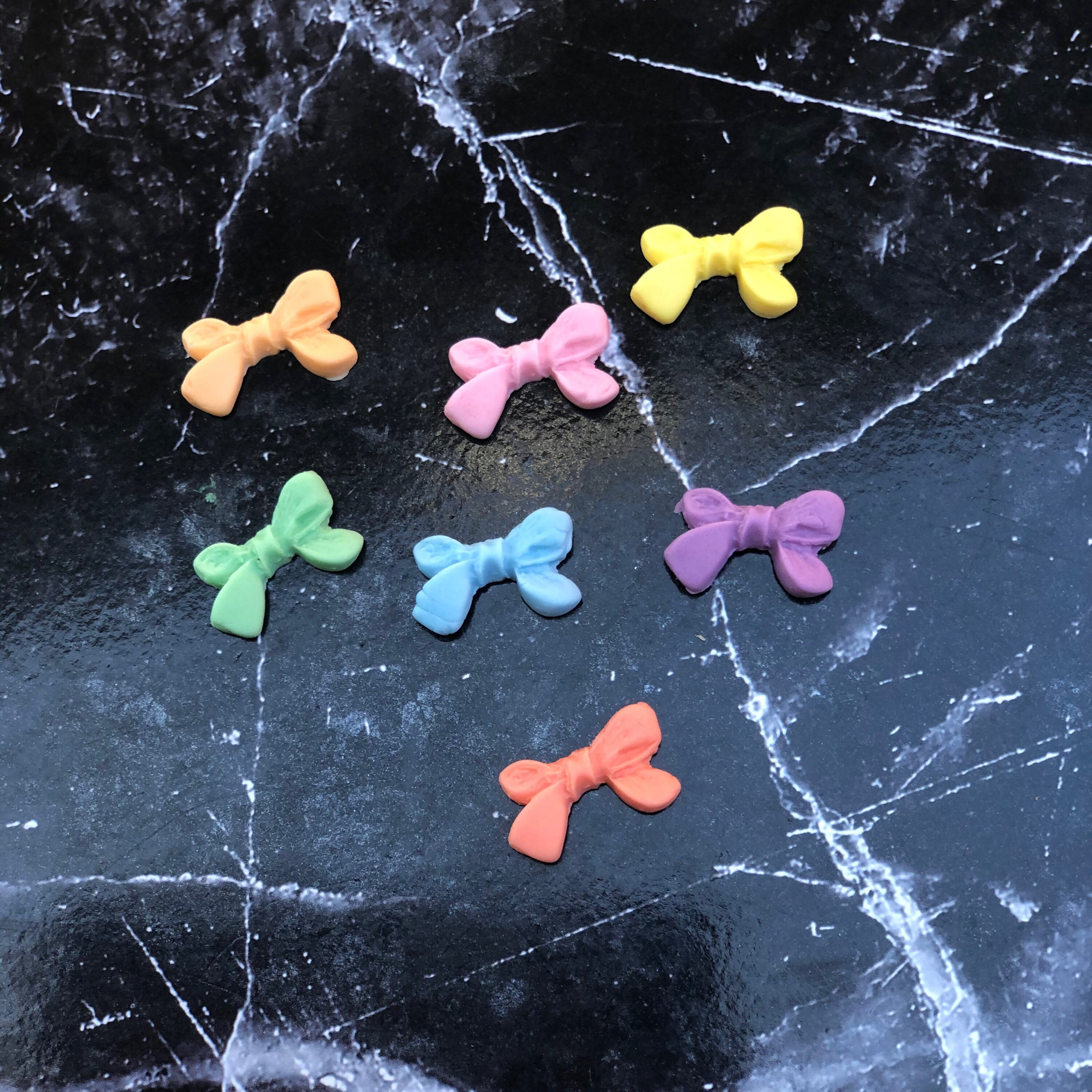 24 Edible Bows for cupcakes and cakes. Pretty cupcake toppers. - Etsy.de