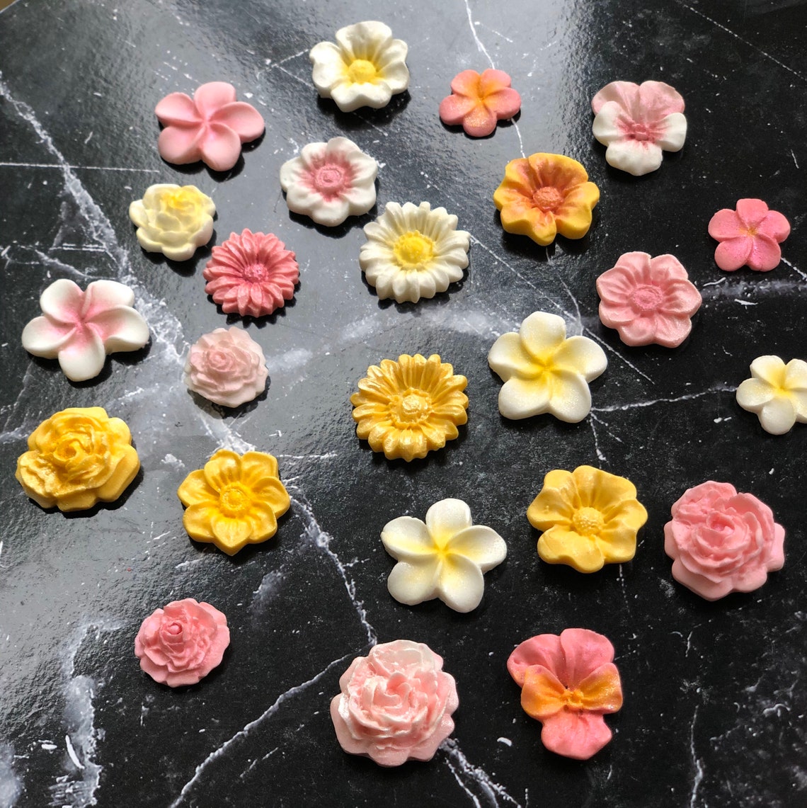 24 Mini Edible Flowers for cupcakes and cakes. Pretty cupcake | Etsy