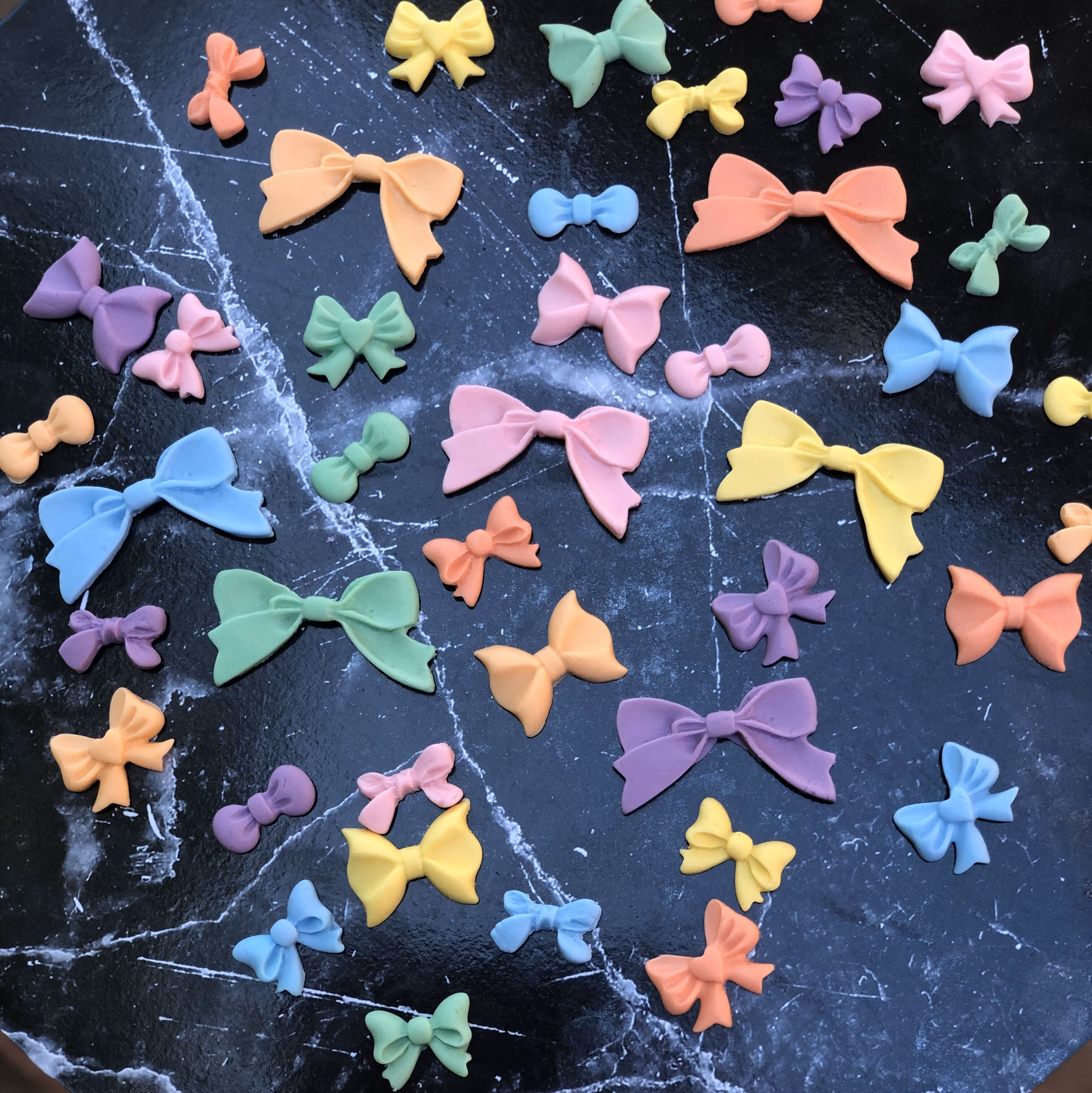 24 Edible Bows for cupcakes and cakes. Pretty cupcake toppers. | Etsy