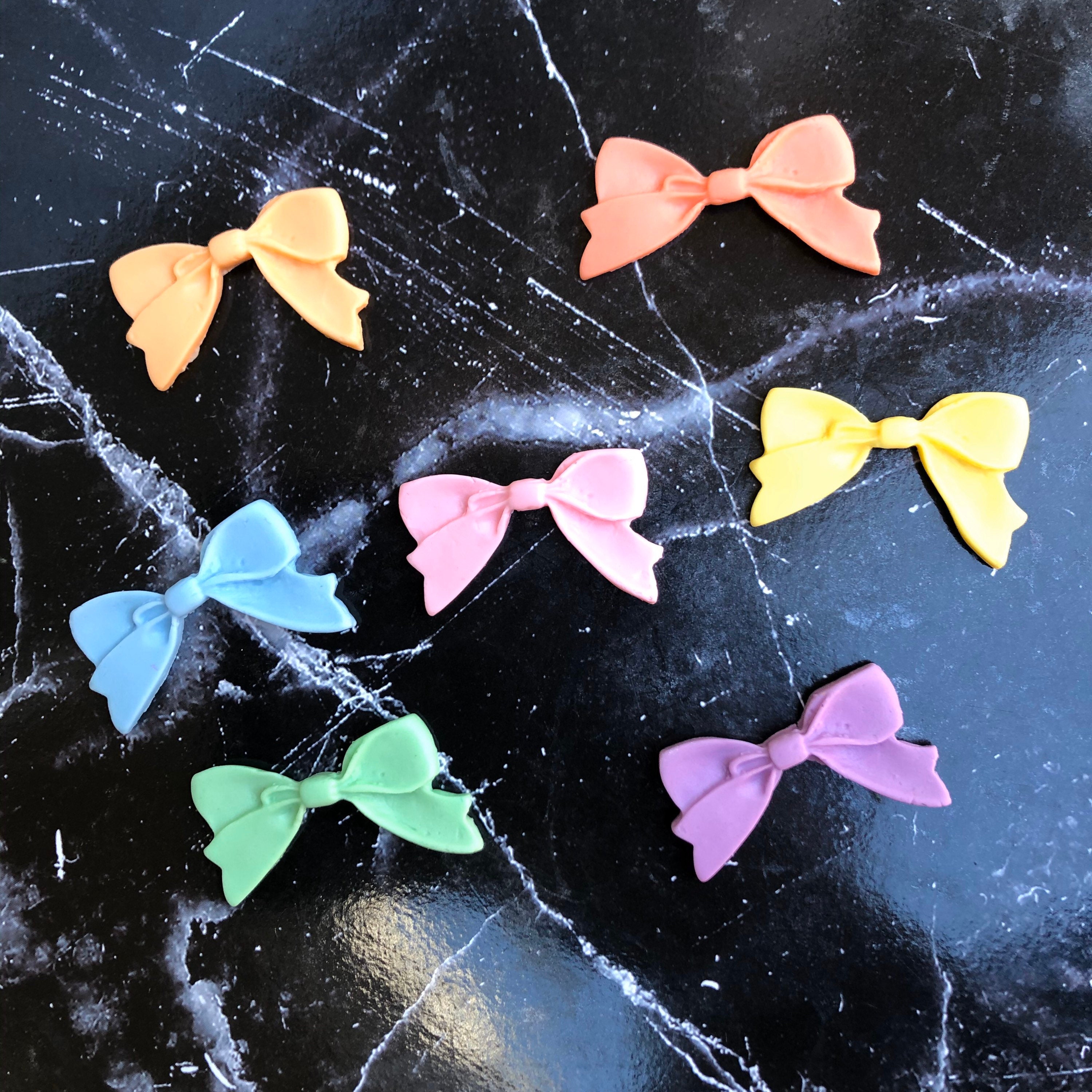 24 Edible Bows for cupcakes and cakes. Pretty cupcake toppers. - Etsy.de