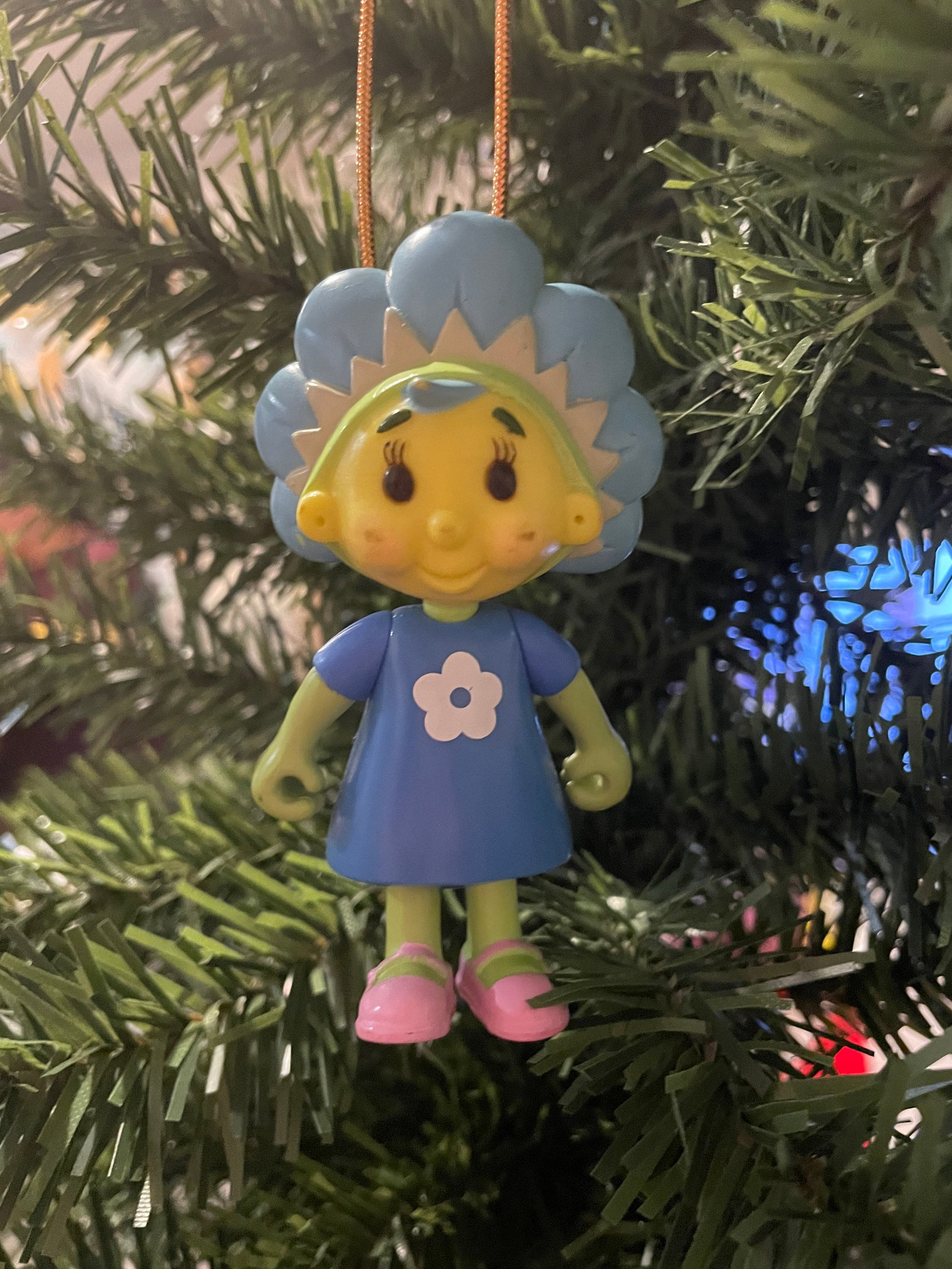 Bring back the nostalgia with christmas decorations 90s inspired decor