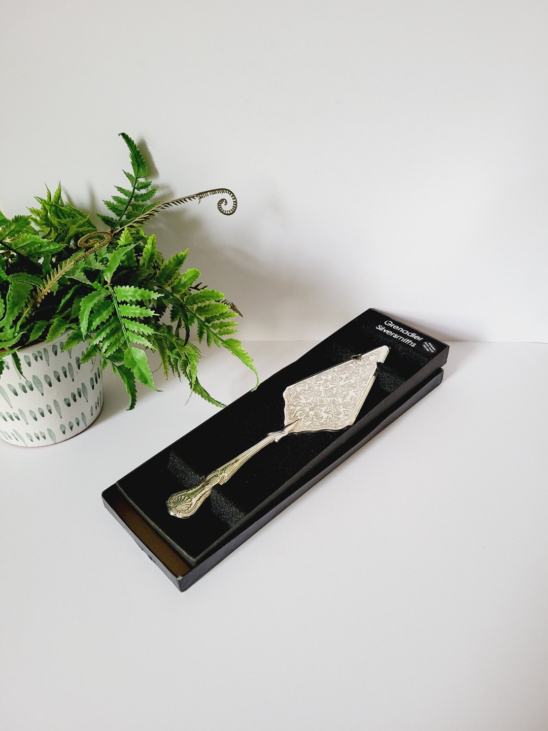 Large Decorative 'grenadier' Silver Plated Kings Pattern Pie Slice ...