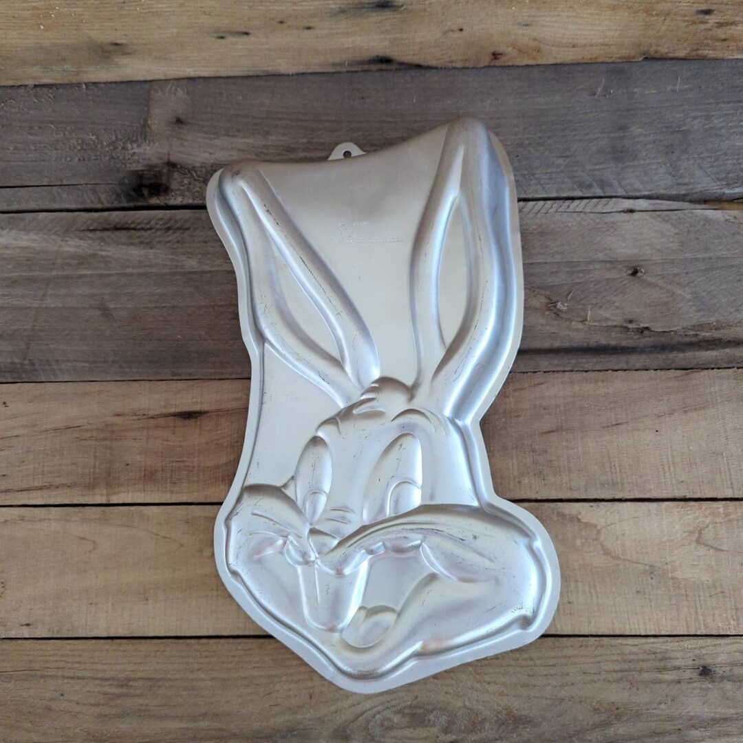 Vintage 1992 Bugs Bunny Wilton Aluminum Cake Pan / Warner Bros. Inc ...