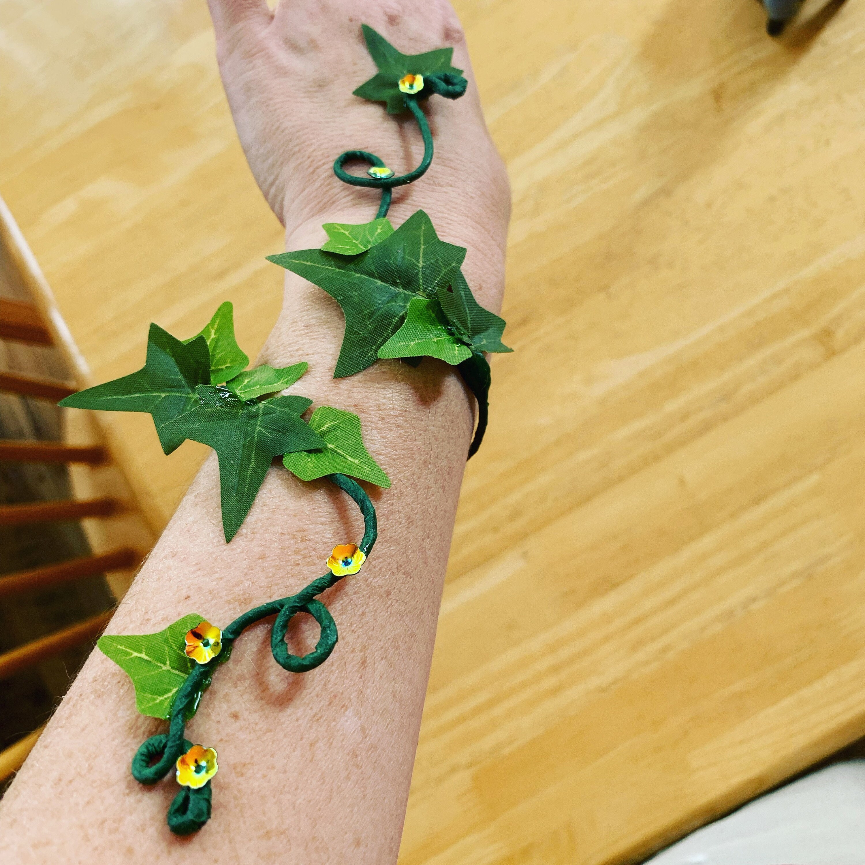 Poison Ivy bracelet Green Ivy wristband Woodland forest - Etsy.de