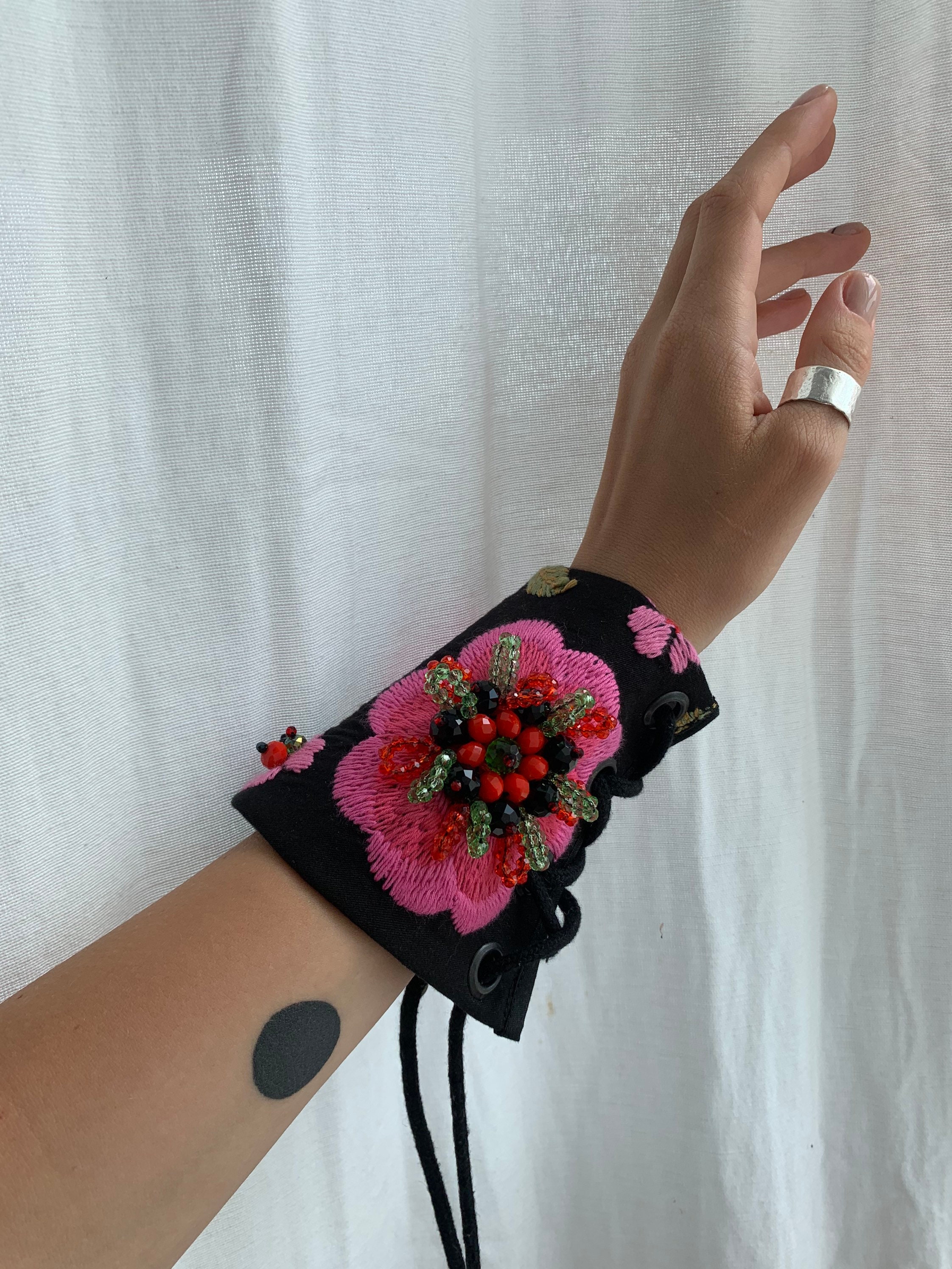 Un par de puños desmontables bordados puños de lino negro | Etsy