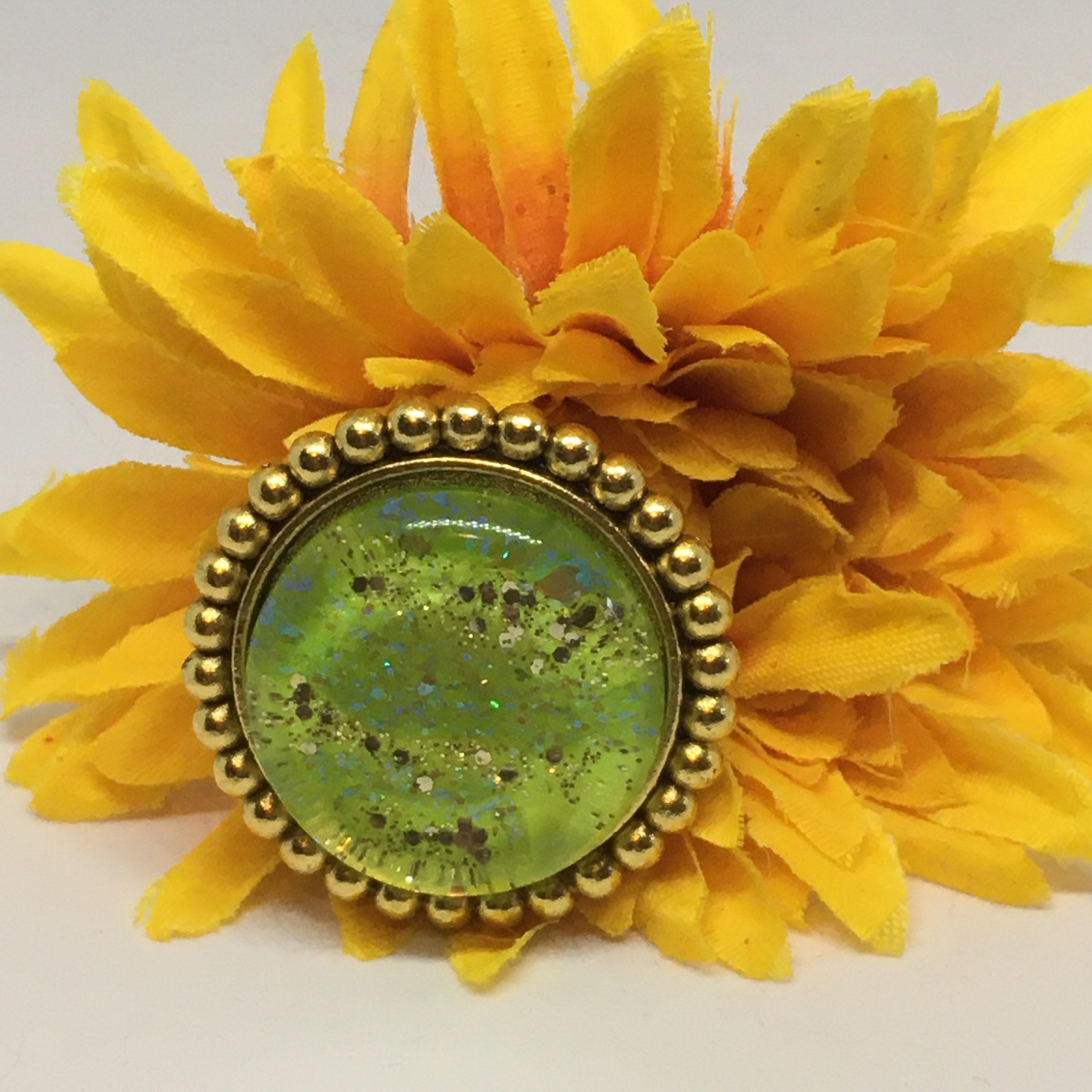 Pin de broche abstracto verde y amarillo pintado a mano en un entorno ...