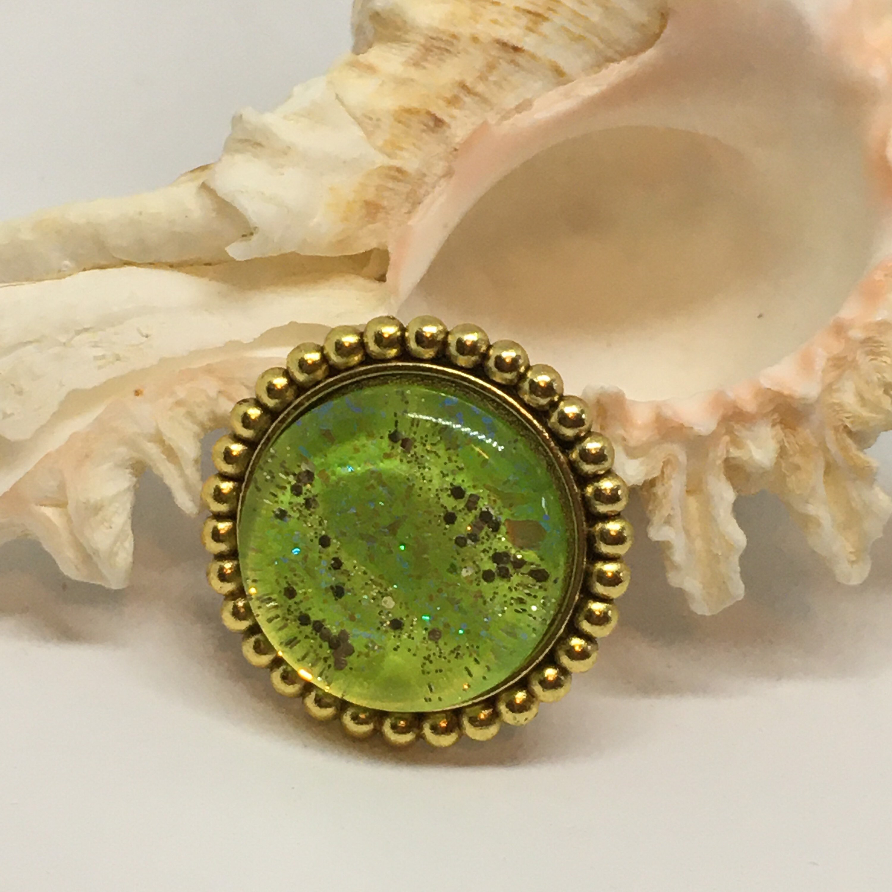 Pin de broche abstracto verde y amarillo pintado a mano en un entorno ...