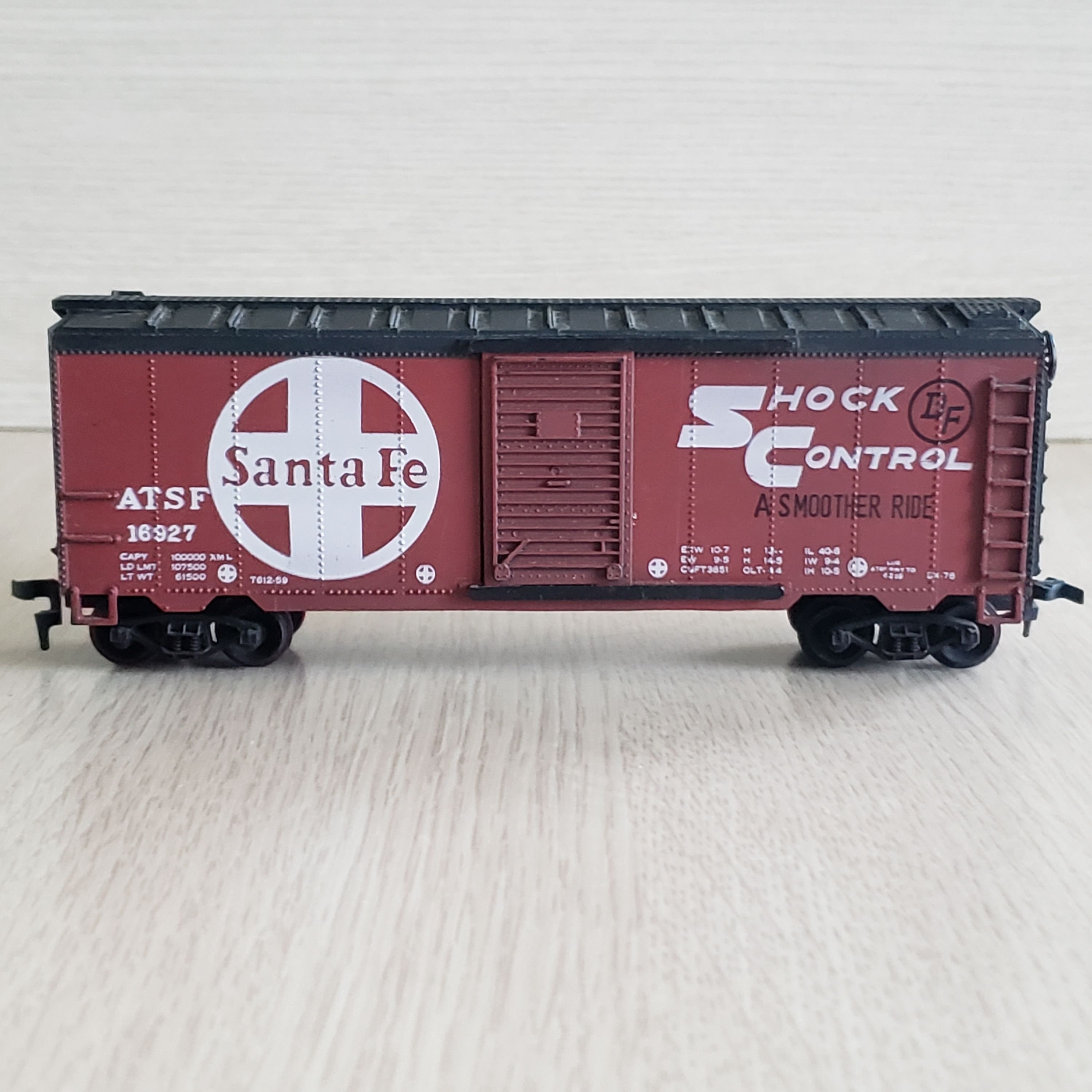 HO Scale Santa Fe Shock Control Boxcar ATSF 16927 1/87 by Life-like ...