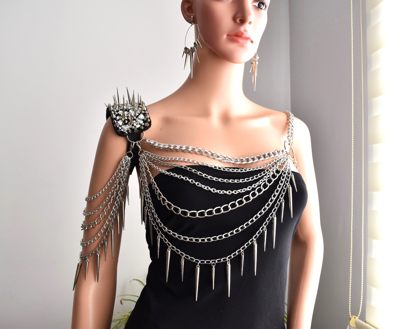 Crystal & Chain Epaulette: Spiked One Shoulder Jewelry,body Jewelry ...