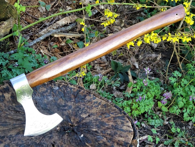 Große Wikinger Axt mit verziertem Axtkopf. Runen Scharf - Etsy.de