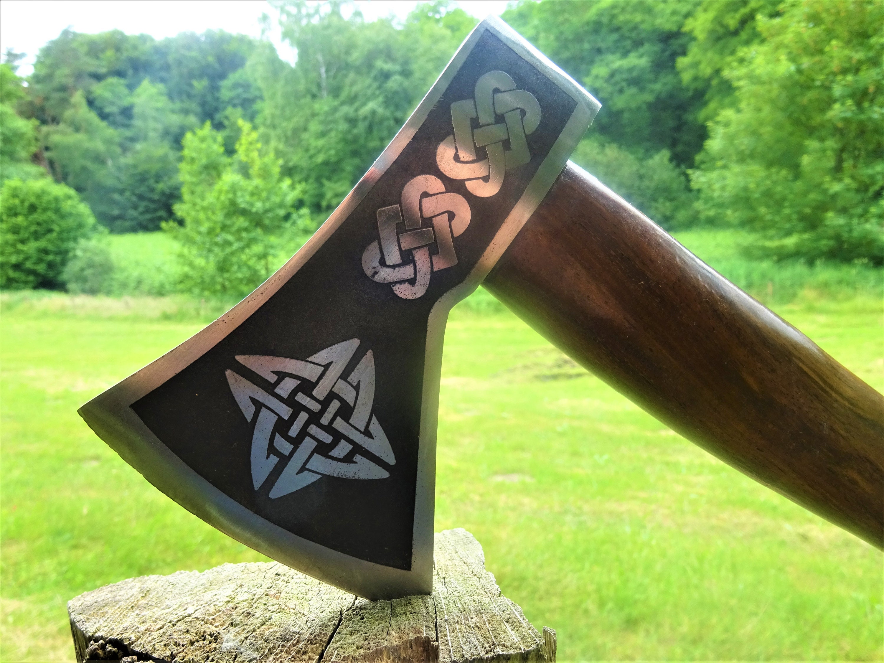 Wikinger Axt mit verziertem Axtkopf und graviertem Griff. | Etsy