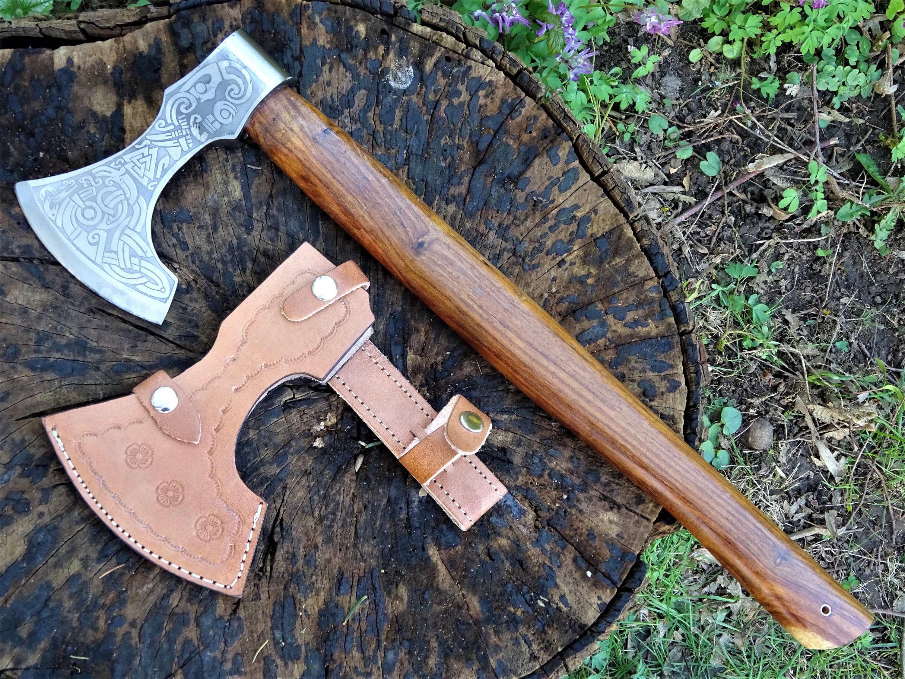 Große Wikinger Axt mit verziertem Axtkopf. Runen Scharf - Etsy.de