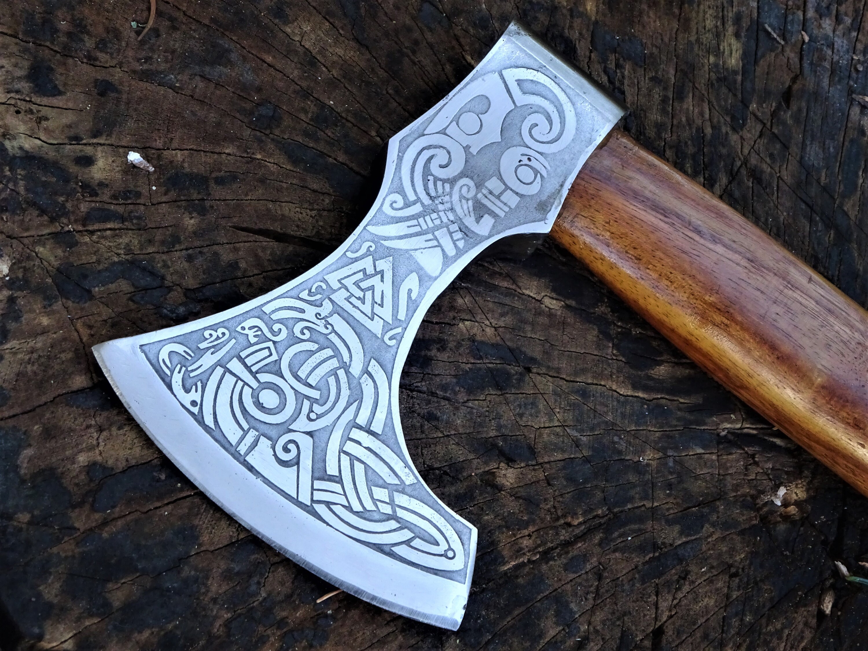 Große Wikinger Axt mit verziertem Axtkopf. Runen Scharf - Etsy.de