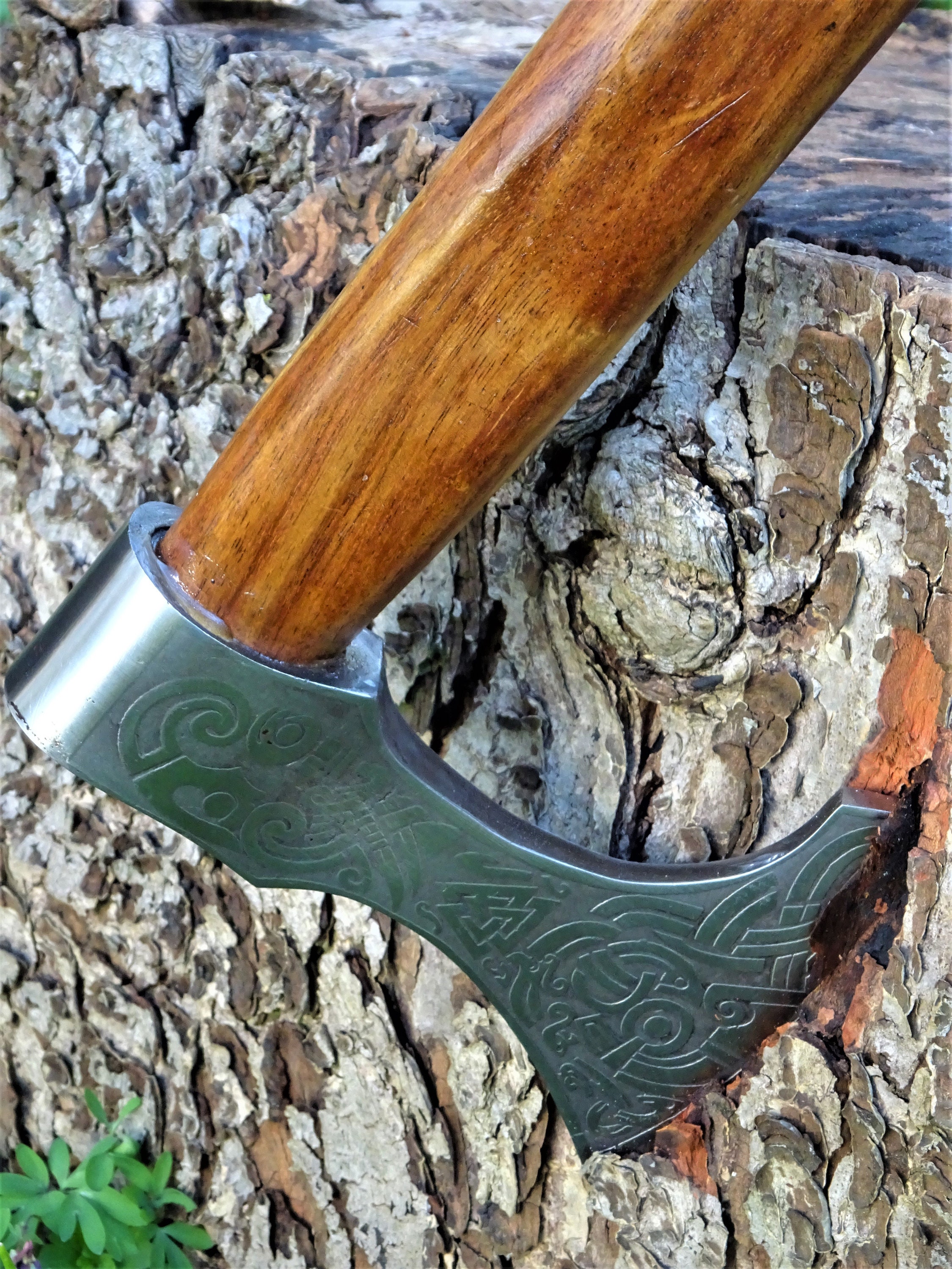 Große Wikinger Axt mit verziertem Axtkopf. Runen Scharf - Etsy.de