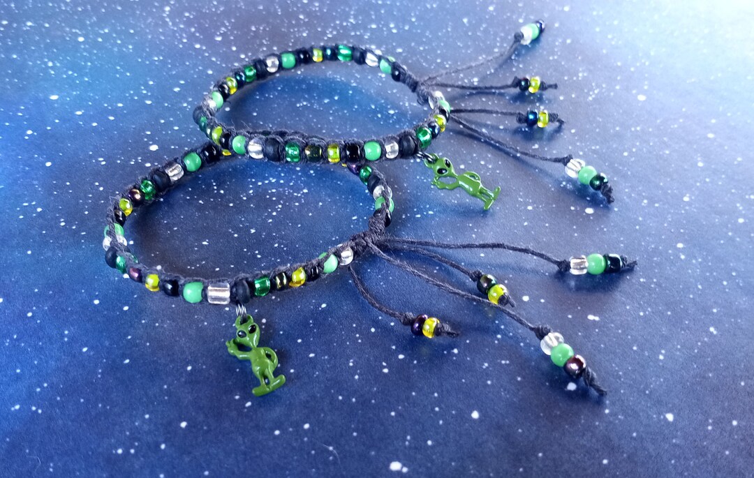 Set of Adjustable Best Friend Green Alien Charm Hemp Macrame Bracelets ...