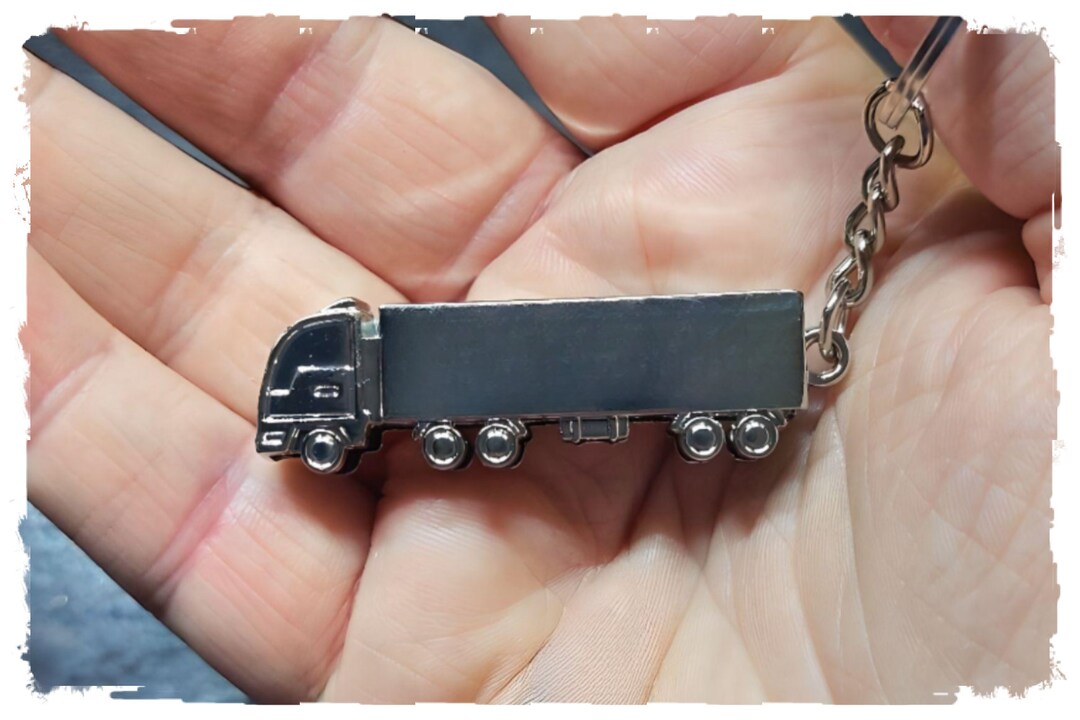 18 Wheeler Lorry in 2 Finishes/color Keychain on a Backing Card and ...