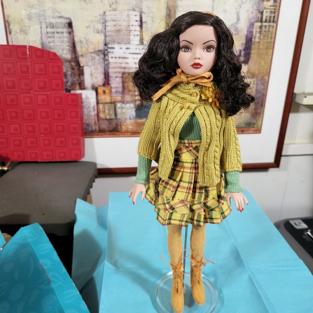 Essential Ellowyne Wilde-brunette Wearing It's Only Me - Etsy