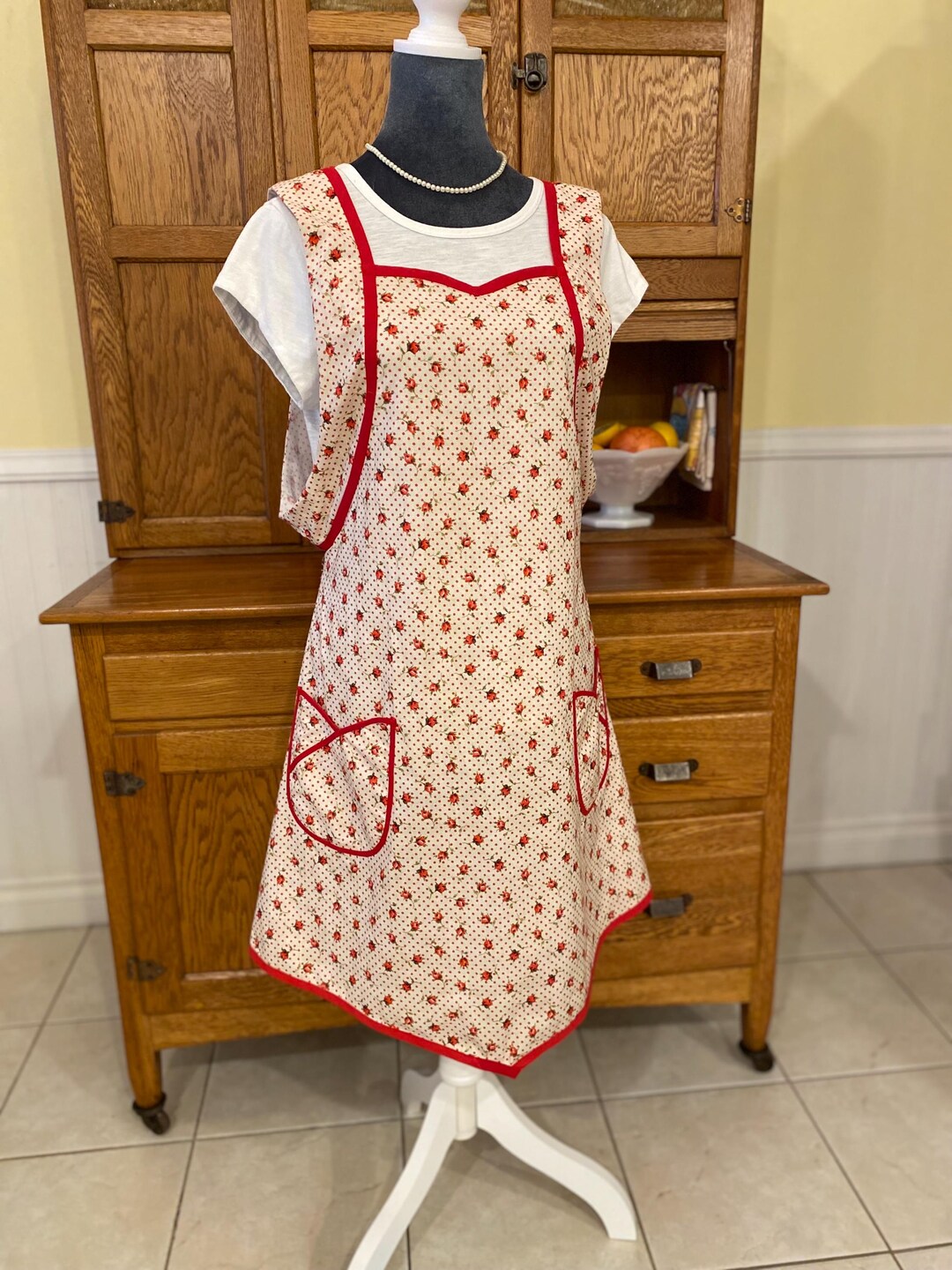 Vintage Full Coverage 1940 Apron, Red Roses Print, With Pockets 38 Bust ...
