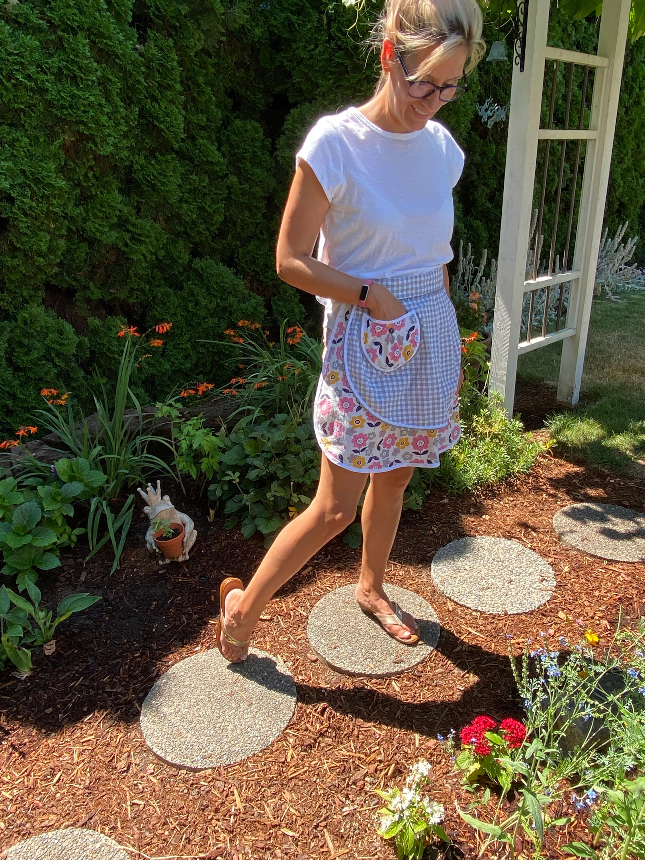 Sallie~ Vintage Apron, Retro Waist Apron, Gray Gingham Waist Sallie~ Vintage Apron, Retro Waist Apron, Gray Gingham Waist