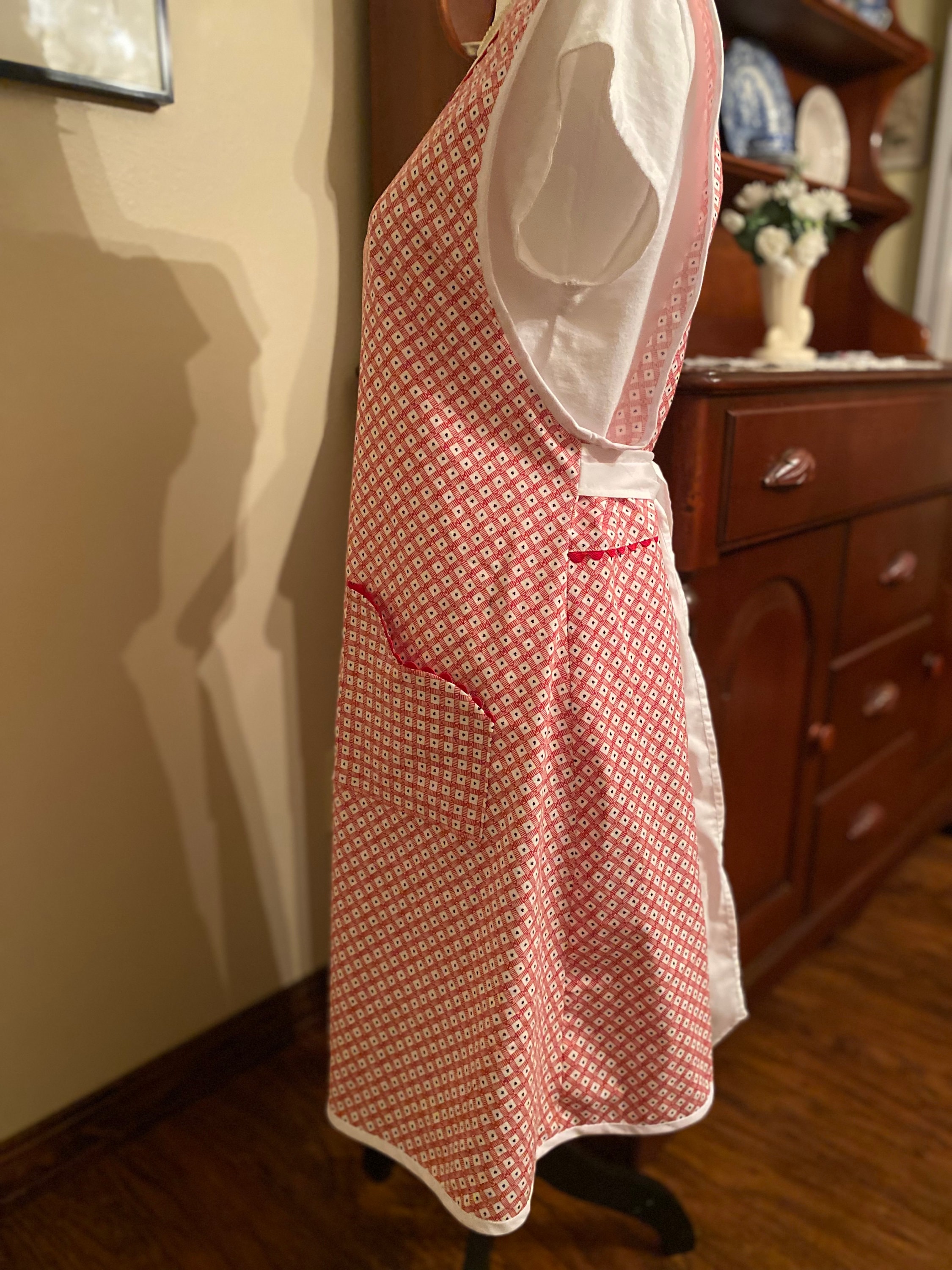 Vintage Apron, Retro Apron, 1940 Apron, Full Coverage Apron, Red and ...