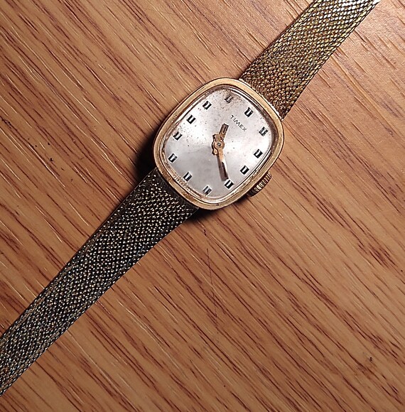 1977 TIMEX Ladies Wind-up Wristwatch. Analog Dial. Me… - Gem